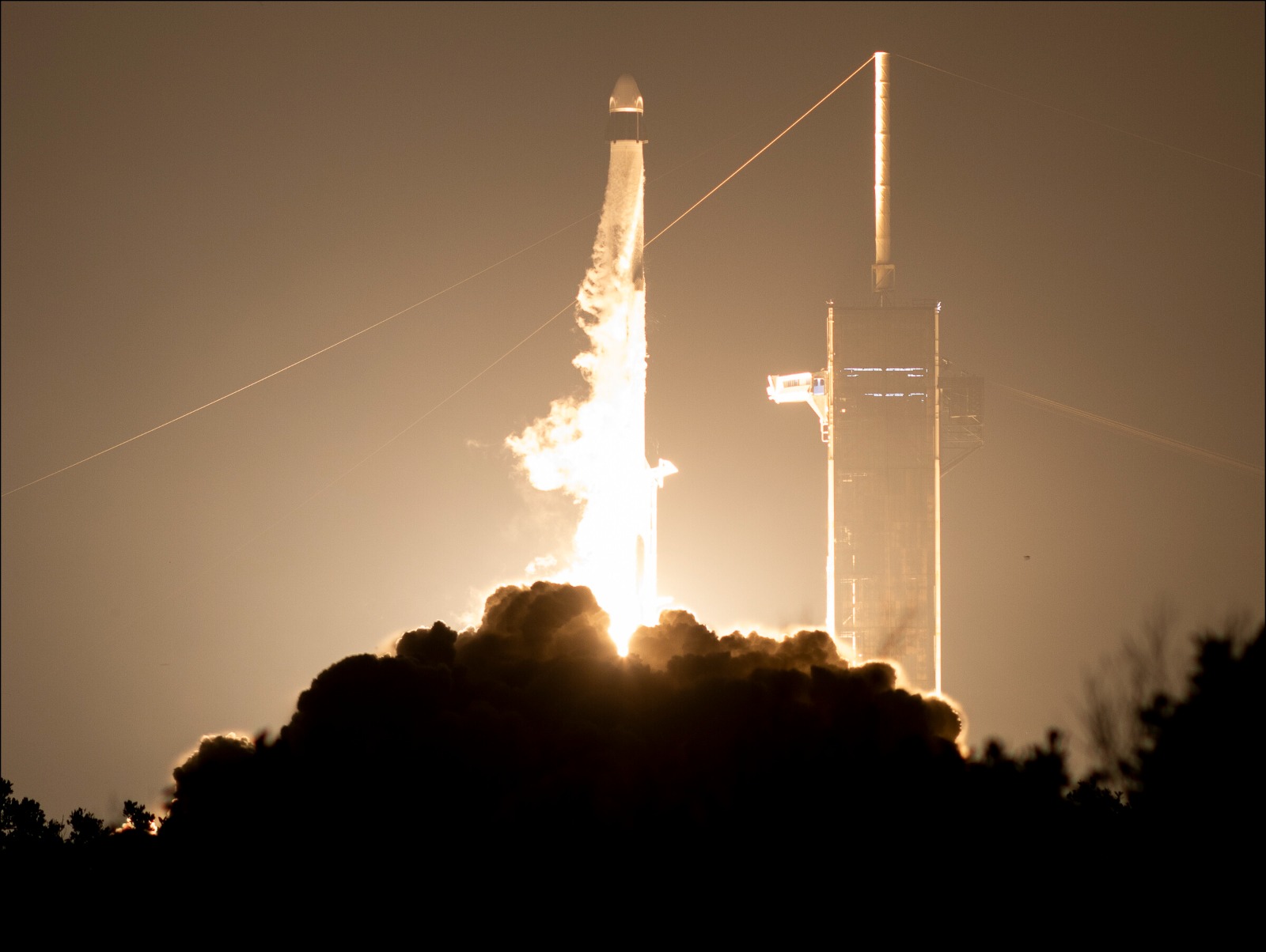 Lanza SpaceX misión tripulada hacia la Estación Espacial Internacional Lanza SpaceX misión tripulada hacia la Estación Espacial Internacional